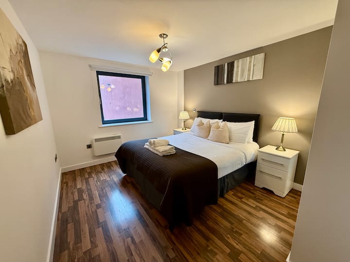 2 King Bedroom Flat With Balcony & Parking - Manchester