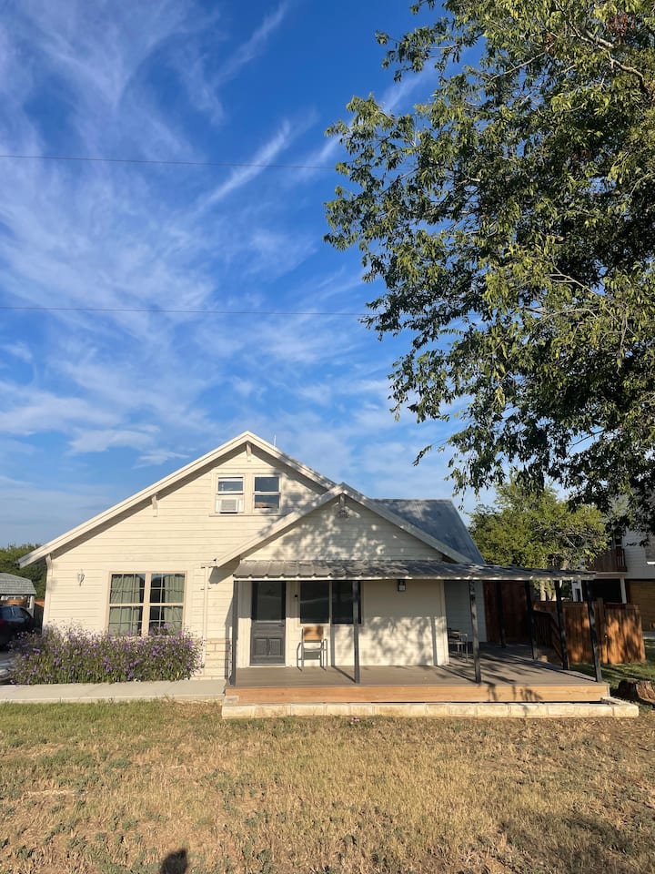 Salado Creek Cottage - Salado, TX