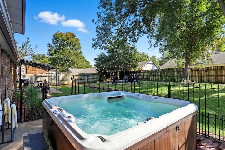 New! - Roomy 7 Bed, Hot Tub, Workspace, Firepit! - Broken Arrow, OK