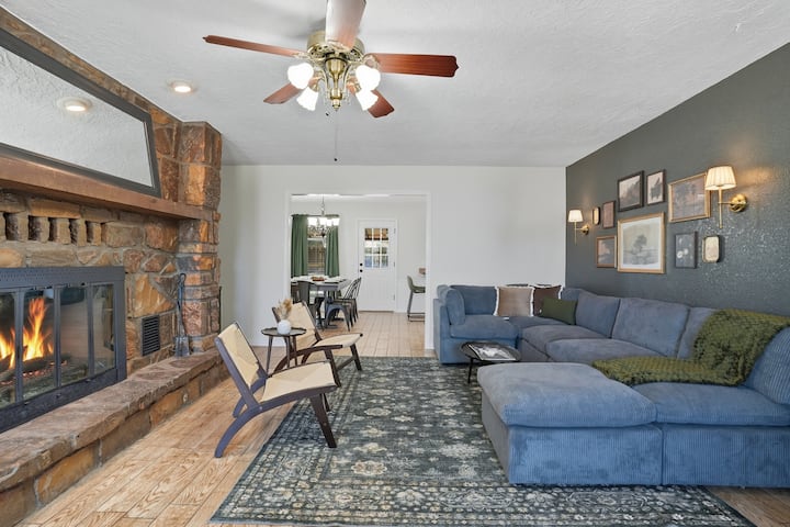 New! - Roomy 7 Bed, Hot Tub, Workspace, Firepit! - Broken Arrow, OK