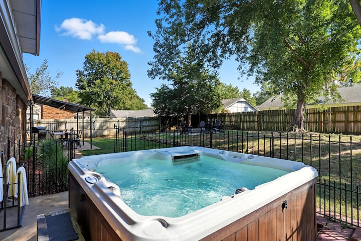 New! - Roomy 7 Bed, Hot Tub, Workspace, Firepit! - Broken Arrow