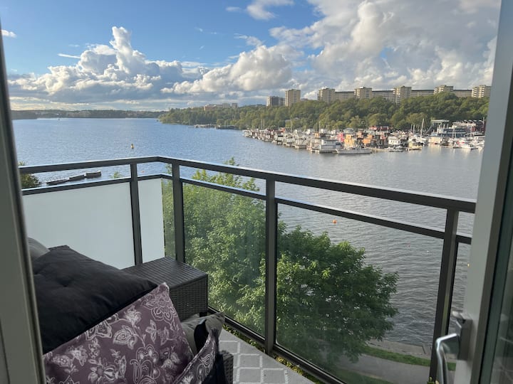Mysigt Rum Med En Fin Egen Balkong - Stockholm