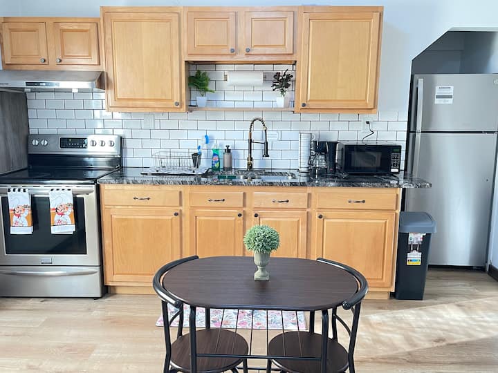 Cozy 1bd 1bath Near Airport & Downtown Cleveland - Cleveland, OH