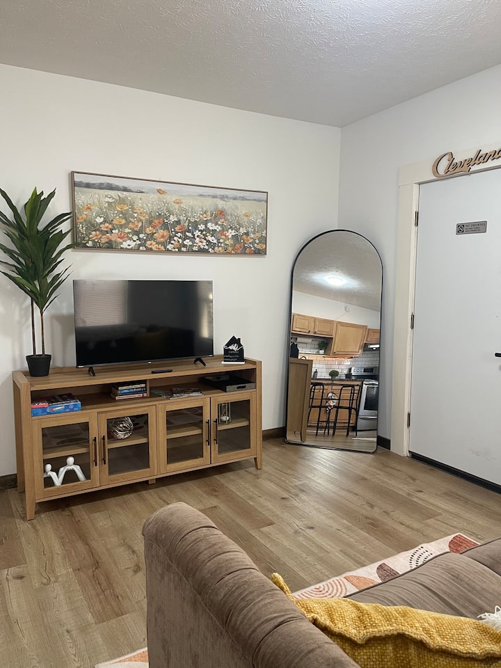 Charming 1bd Near Airport & Downtown Cleveland - Cleveland, OH