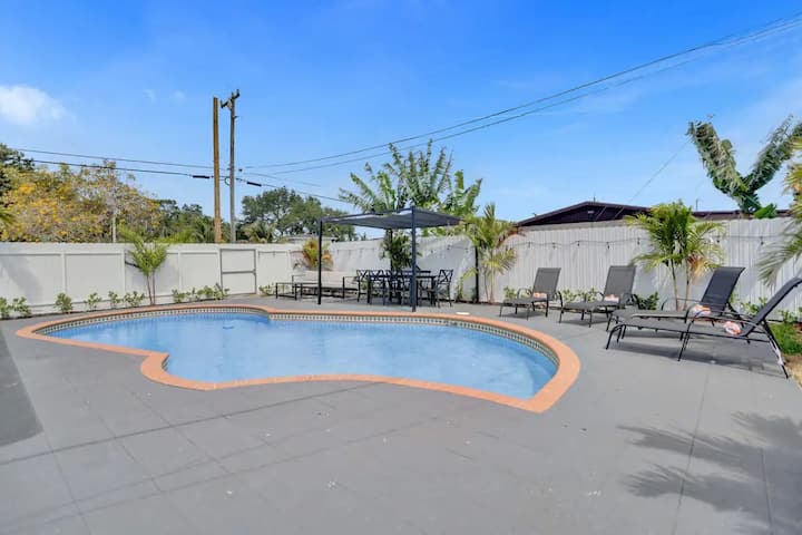 Spacious 4br Retreat W/ Pool Near Hollywood Beach - Miramar, FL