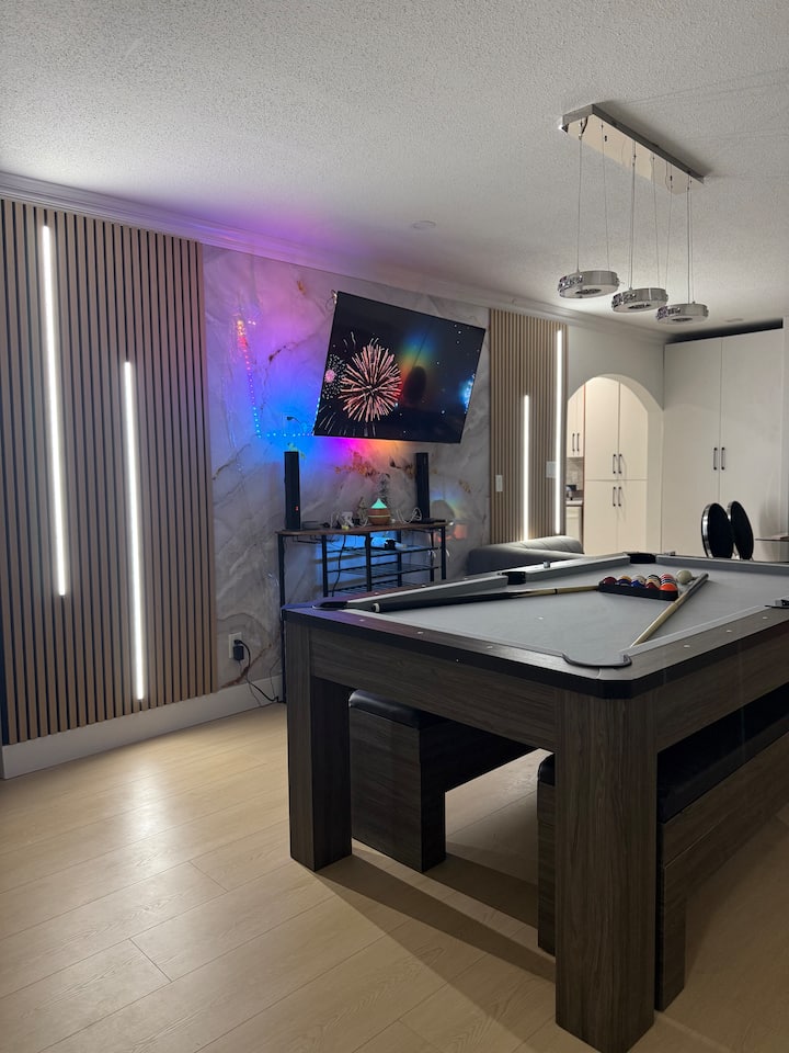 Spacious 4br Family Retreat In Surrey–modern Home - New Westminster