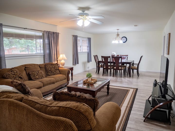 Spacious Home Near Ttu/backyard/ Sleeps 6 - Lubbock, TX