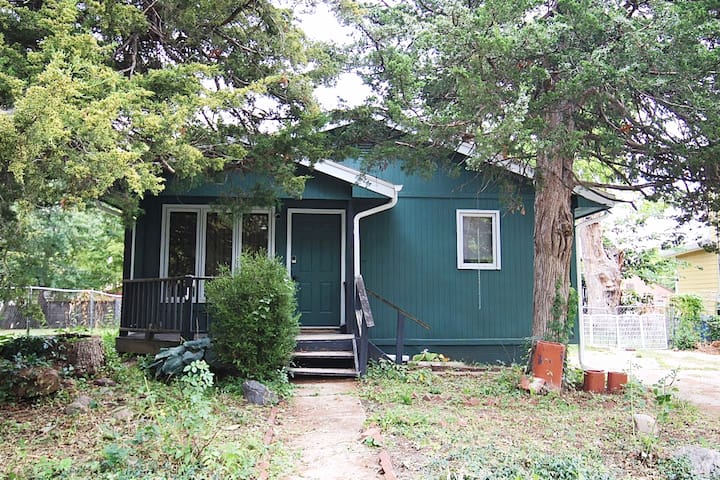 Homey Drake Cottage Hideaway - Des Moines, IA