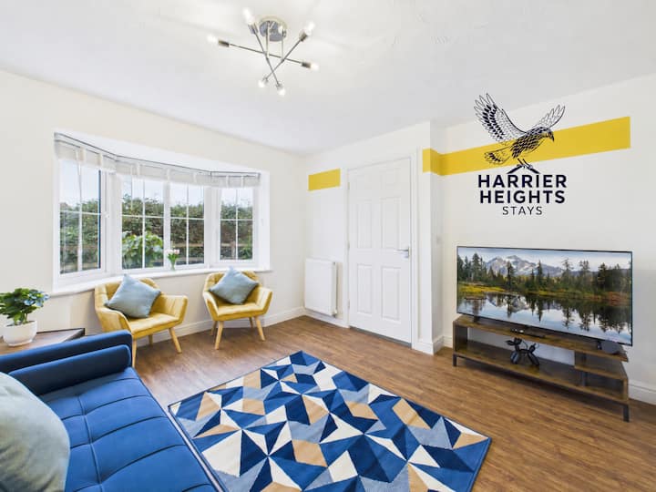 Lowry House | 5 Bedroom | 3.5 Bath | Parking Wifi - Corby