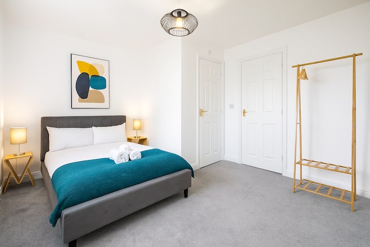Spacious 5-bed Contractor Hub | 3.5 Baths | Corby - Corby