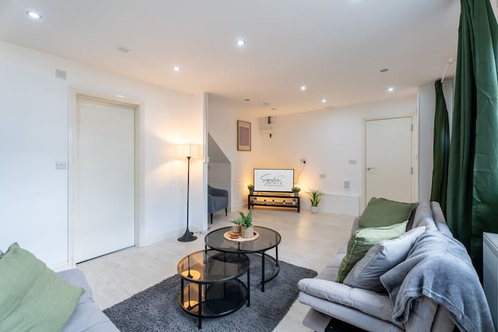 Spacious 3br House | Free Parking | Sleeps 8 - Leeds