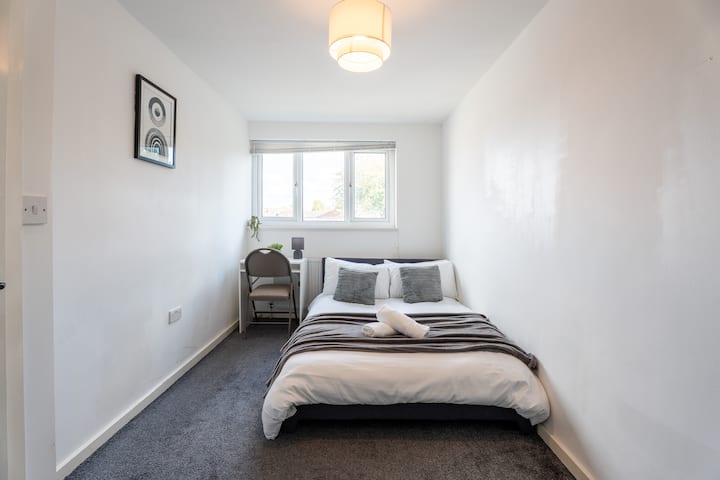 Sleek 3br House • Free Parking • Sleeps 8 - Leeds