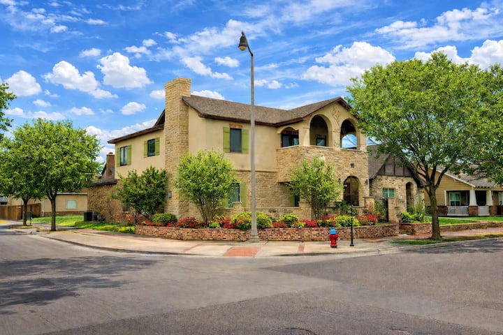 Overton Manor | Walk To Ttu | Sleeps 10 | King Bed - Lubbock, TX