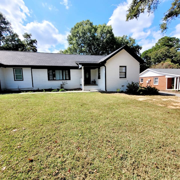 3br Monroe/waxhaw | Fire Pit, Patio + Family Fun - Monroe, NC