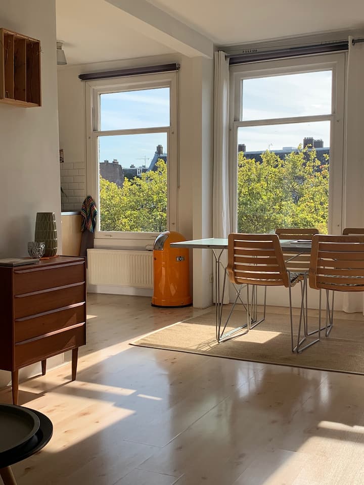 Bright & Spacious Canal View Apartment - Zaandam