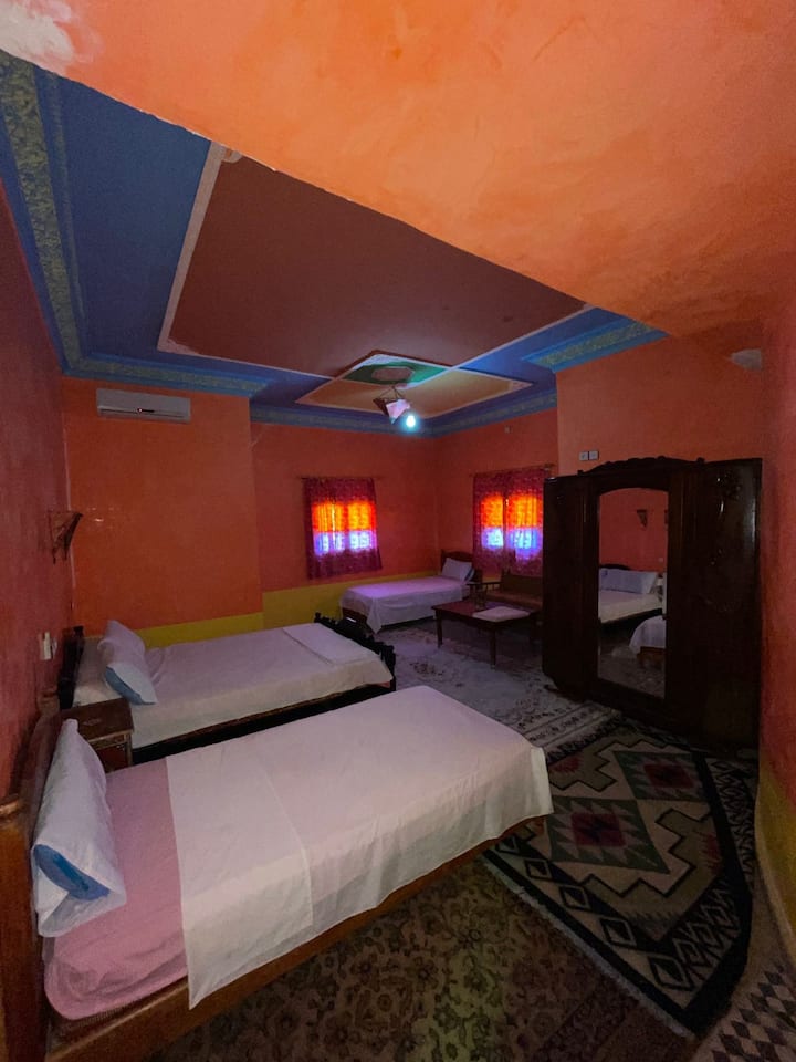 Le Palais Des Rêves En Bleu Et Le Retour Au Calme - Tinghir