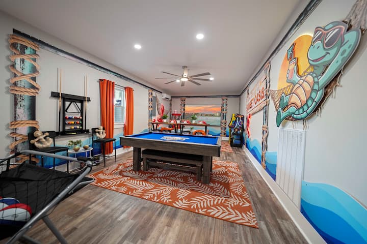 Spacious Beach Retreat With Hot Tub & Game Room! - Florida Panhandle, FL