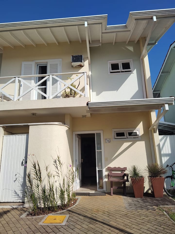 Imóvel Em Condomínio Fechado, Lazer E Segurança. - Peruíbe