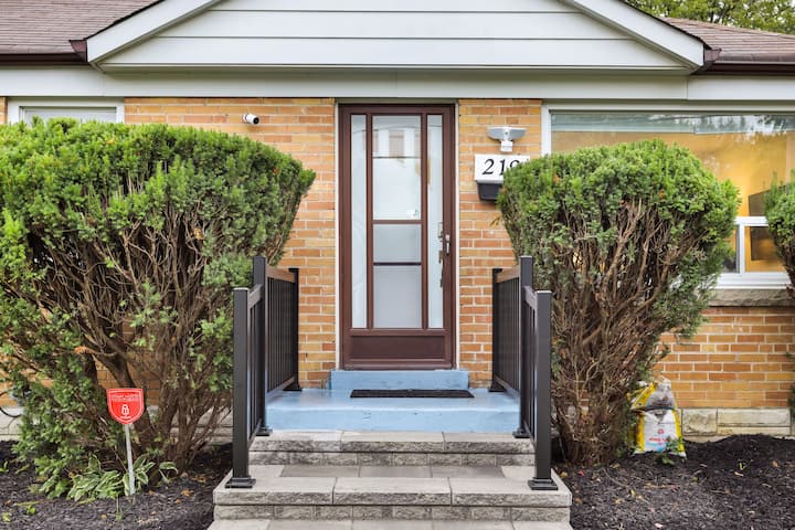 Torontofamilyhome\freeparking\backyard\4bdrm\2bath - Toronto