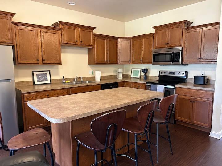 Roomy Townhome With 4 Bedrooms And 4.5 Baths - Mishawaka, IN
