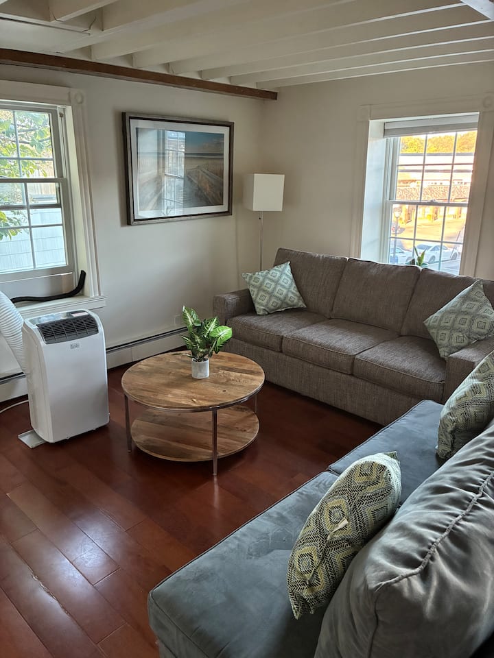 Spacious Apartment Close To Salem - Marblehead, MA