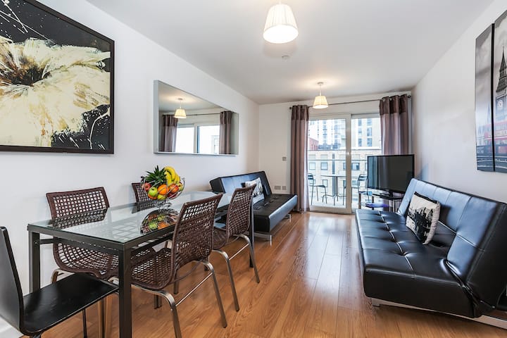 Stylish Riverside 2 Bedroom Flat, Near Excel, O2 - London