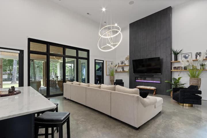 Modern Germantown Estate - Germantown, TN