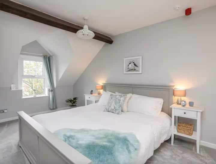 Sea-fronted, Close To Dylan's - Menai Bridge