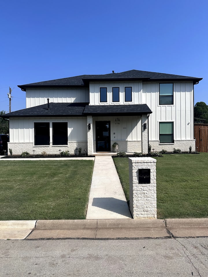 Elite Gameday Estate W/ Hot Tub | Steps From At&t - Arlington, TX