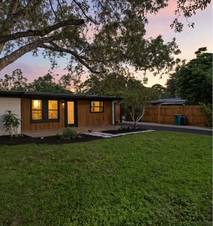 Beautiful Remodeled Home Close To Downtown & Beach - Naples, FL