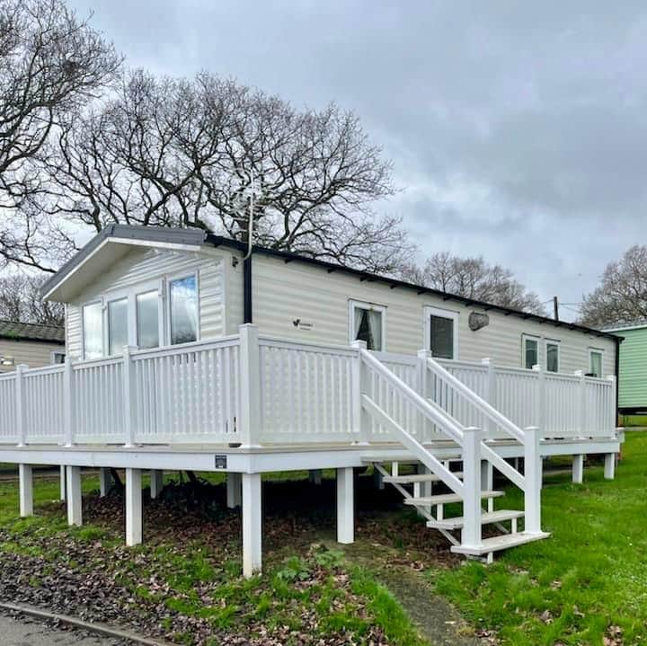 Sea Breeze Static 6 Berth Caravan On Parkdean Site - Beaulieu