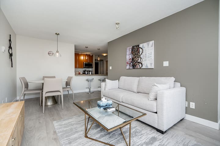 Vancouver 1br + Sofa Bed | Pool, Sauna & Hot Tub - Canada