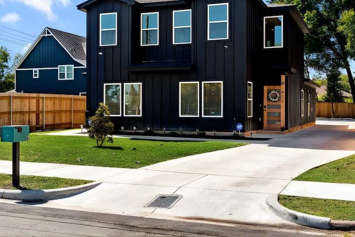 Bright & Spacious Waco Stay • Near Baylor & Silos - Waco, TX