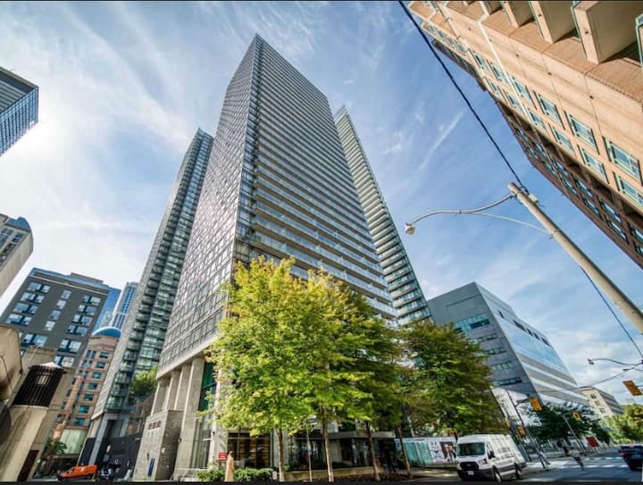Large Studio With Balcony On Bay & College Toronto - Toronto