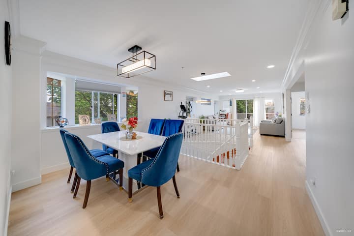 Spacious & Cozy, Sleeps 14 Near Downtown & Airport - Vancouver