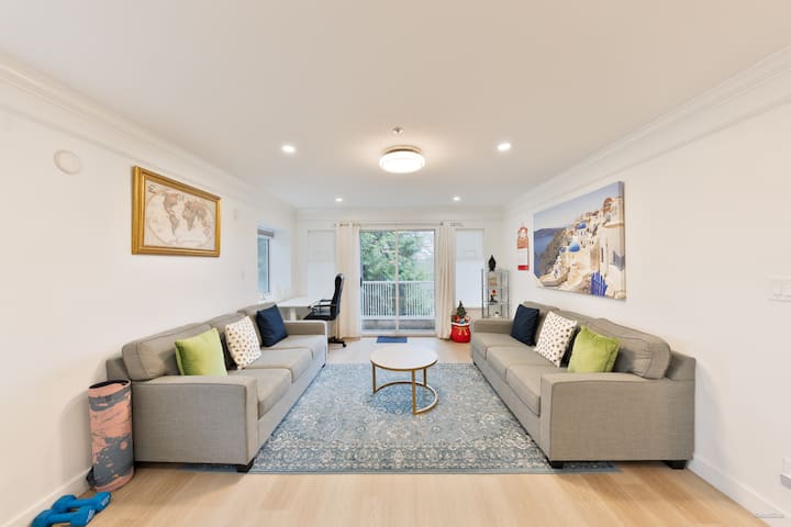 Spacious, Cozy & Central, Near Downtown & Airport - Vancouver