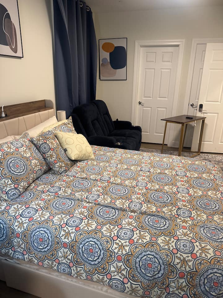 Luxury Studio Condo W/courtyard, King Bed, 1st Flr - Hagerstown, MD