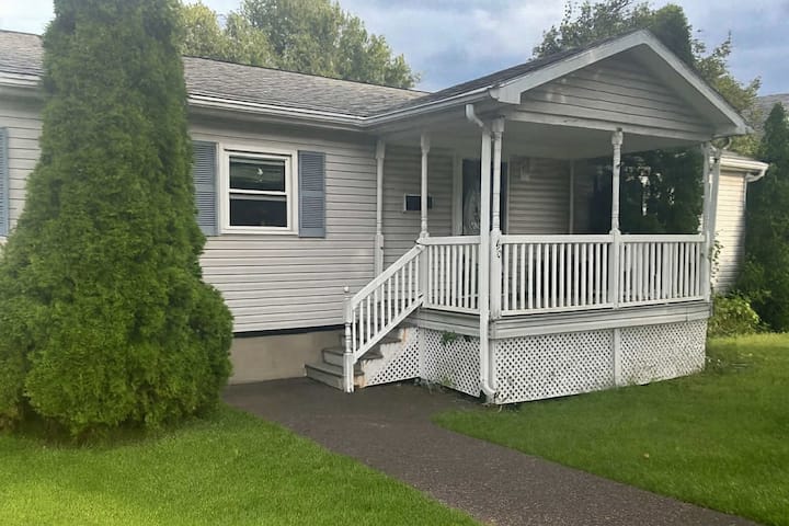 Lovely Kingston 2-br Apt. Near Everything! - Kingston, NY