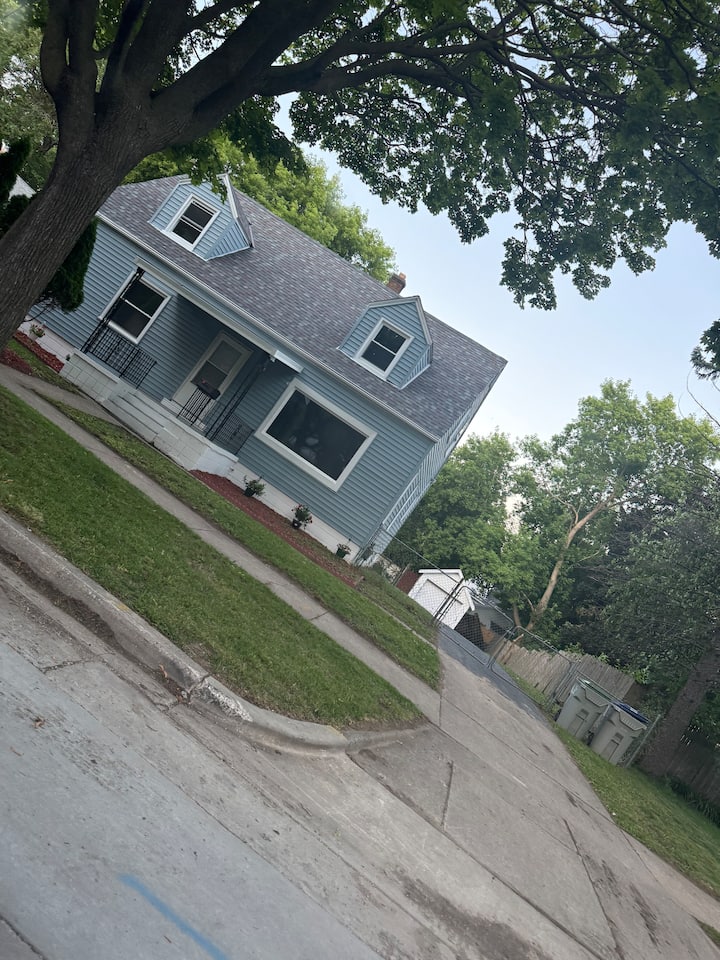 Cozy/king Bed/private/private Parking/wi-fi - Milwaukee, WI