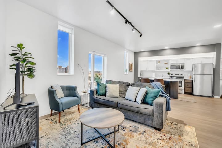 Spacious 2 Bed/2 Bath Downtown Apartment - Waterloo, IA