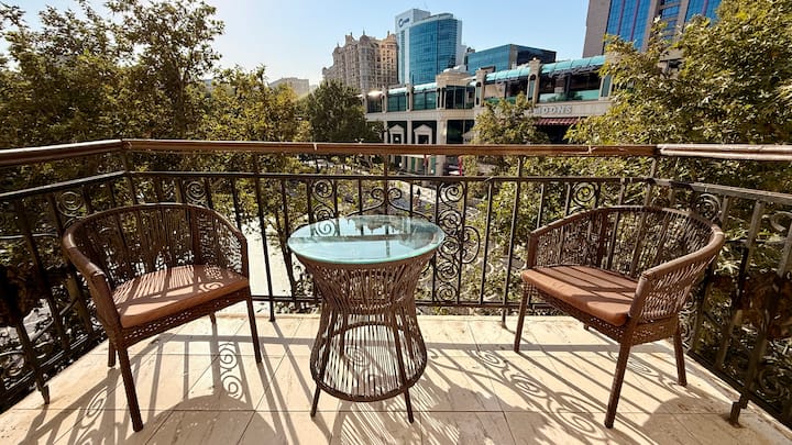 Stylish Stay Overlooking Fountain Square - Baku