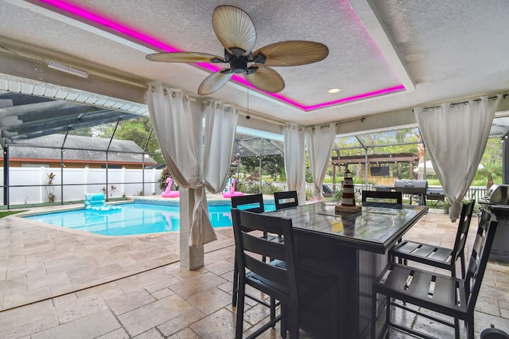 Stylish Poolside Oasis W/ Fire Pit & Lounge Access - Tampa, FL