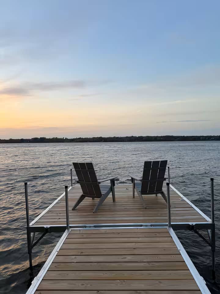 The Hudson | Waterfront With Hot Tub - Prince Edward