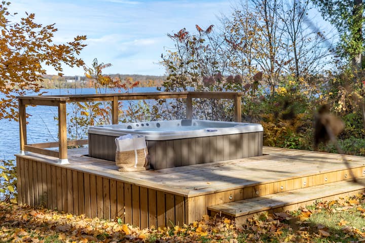 The Hudson | Waterfront With Hot Tub - Prince Edward