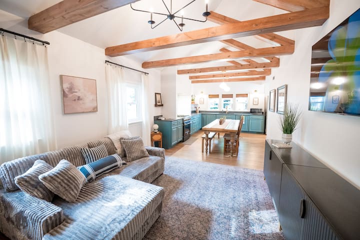 2 Blocks From U Of I Campus! Avail For Osu Game! - Champaign, IL