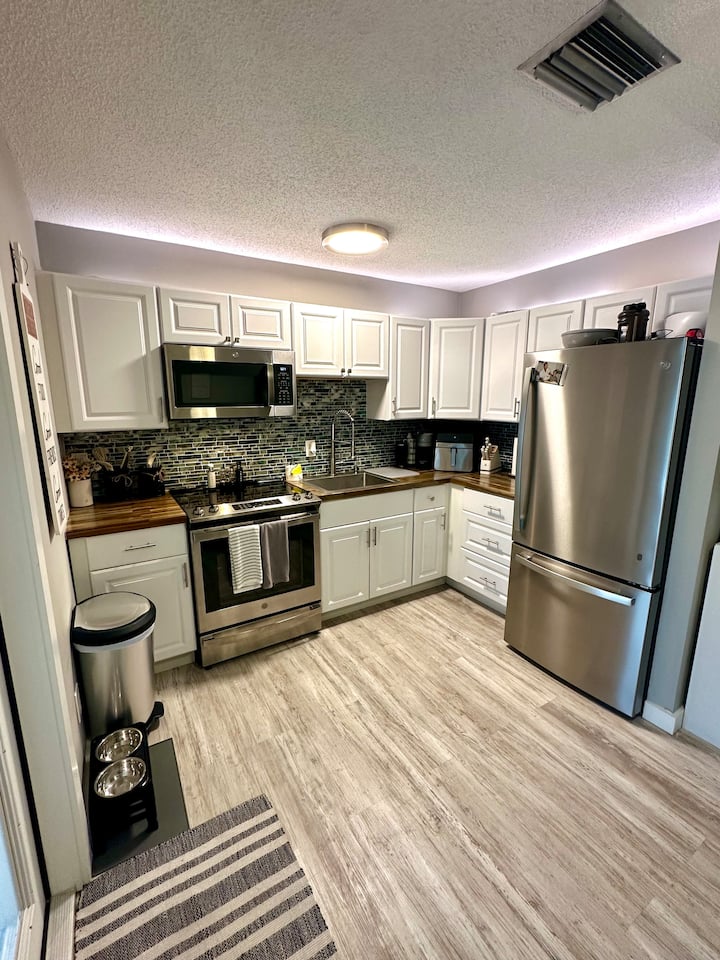 Naples Coastal Drift
Steps From 5th Ave South - Naples, FL