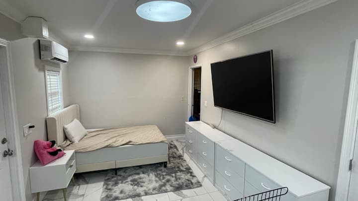Beautiful Studio Apartment With Private Entrance - Northport, NY