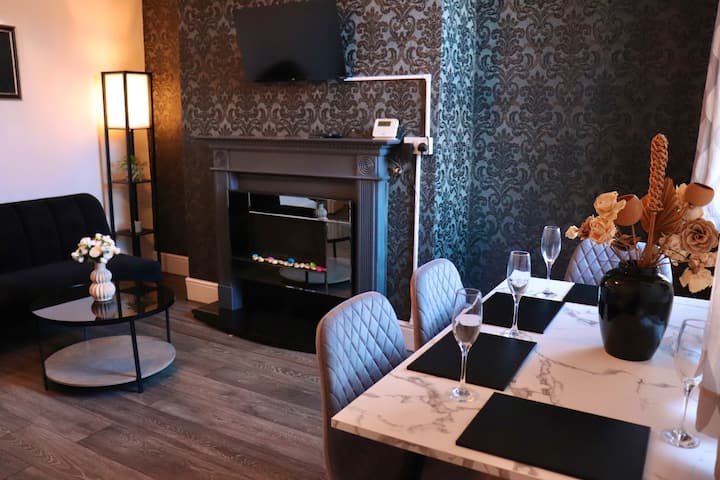 Blooming 2 Bed Property - Leeds