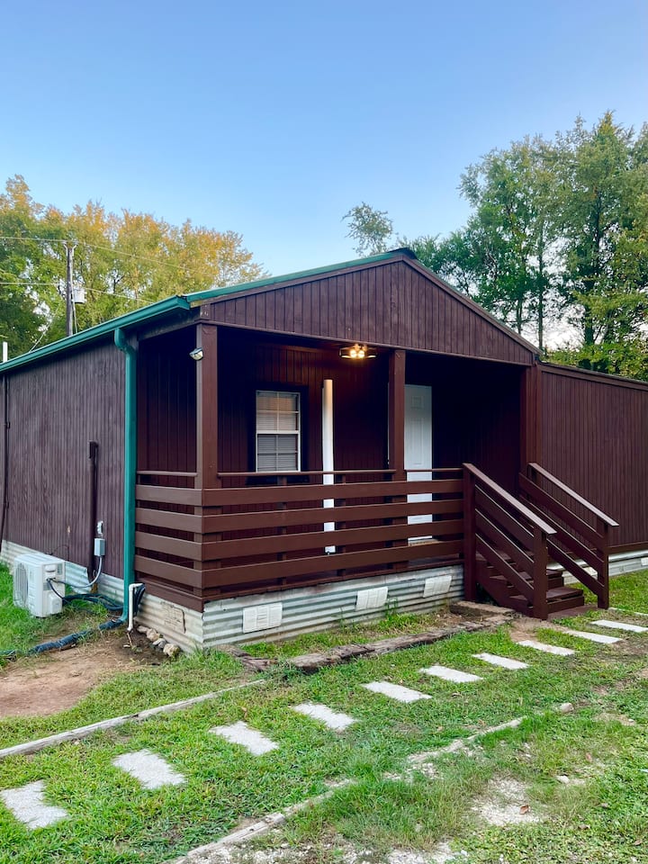 County Road Cabin
22 Min From Winstar Casino - Gainesville, TX