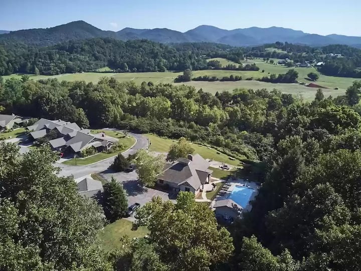 New Lower Level Condo By Cades Cove - No Stairs - Townsend, TN